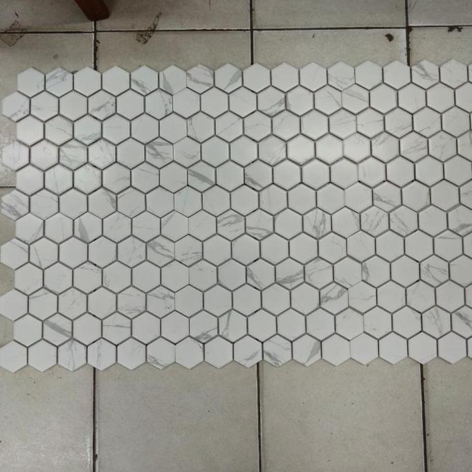 Jual Keramik Mozaik Hexagonal 5 cm Motif Carara | Shopee Indonesia