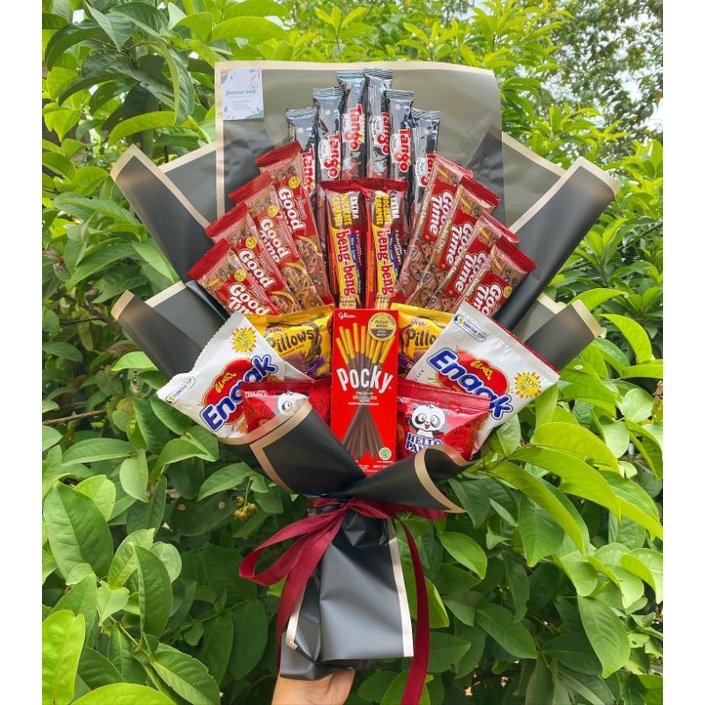 Jual BUKET SNACK MIE ENAK HITAM LIST GOLD MEWAH KERTAS CELLOPHANE ...