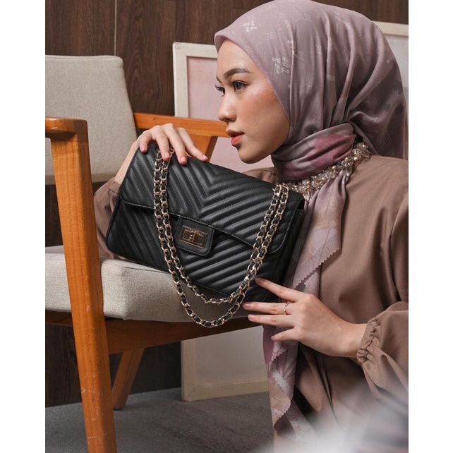 Jual Tas Local.id Boston Chevron Black (preloved) | Shopee Indonesia