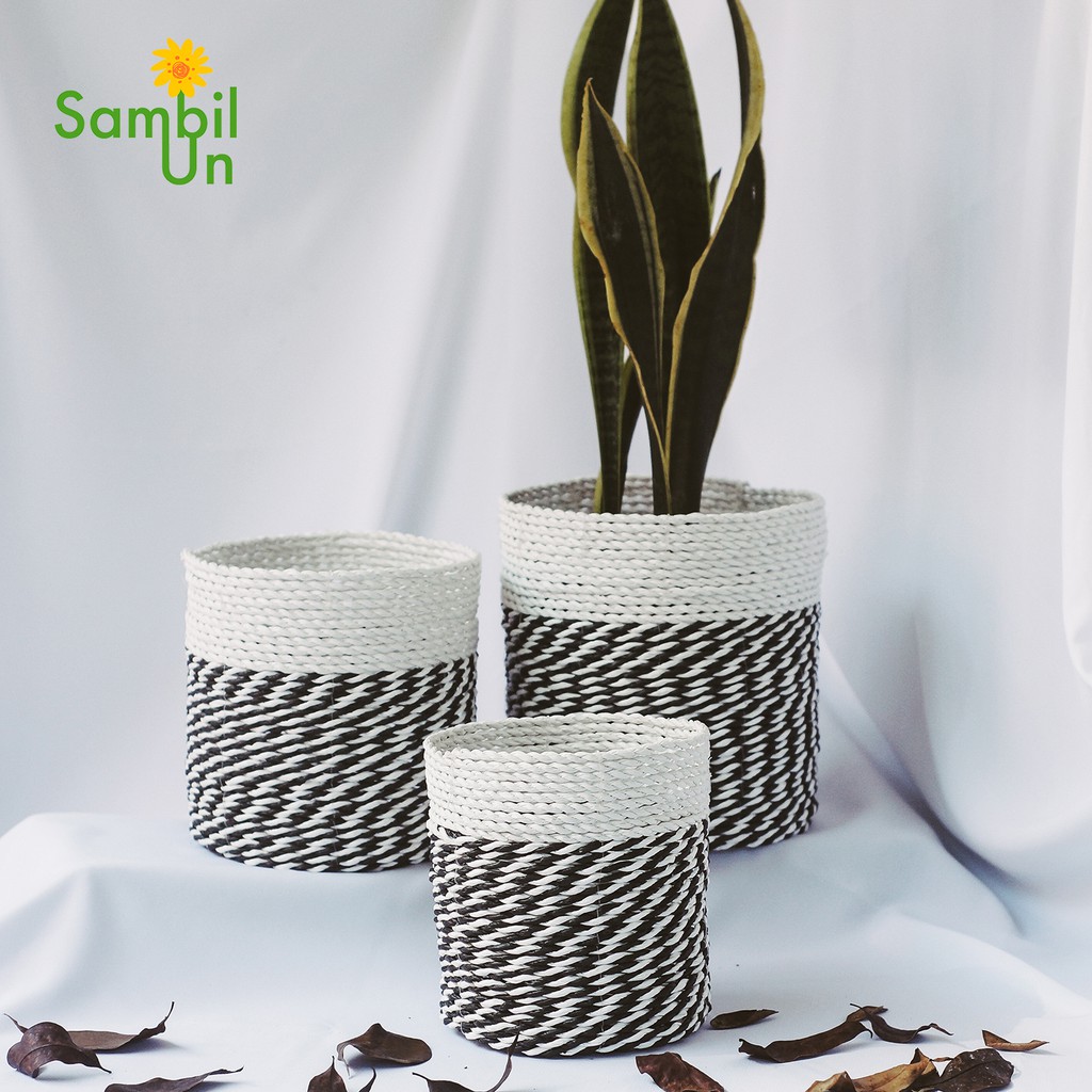 Jual Keranjang Anyaman Rafia Hitam Putih / Pot Bunga Anyaman | Shopee ...