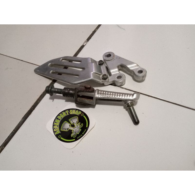 Jual footstep pijakan kaki foot step kiri yamaha R15 V2 old pnp xabre ...