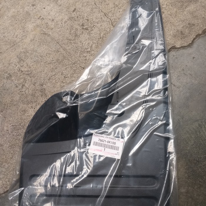 Jual Fender mudguard karpet lumpur depan kanan fortuner hilux 76621 ...