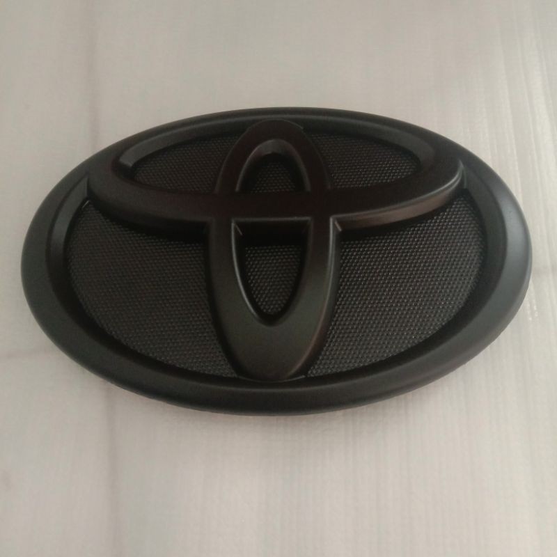 Jual Emblem logo lambang gril depan toyota innova ribon hitam doff ...