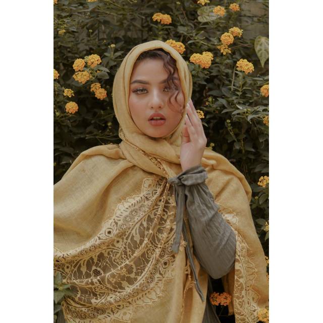 Jual PASHMINA RAWIS RENDA TENGAH hijab/fashion muslim/shwal/syal ...