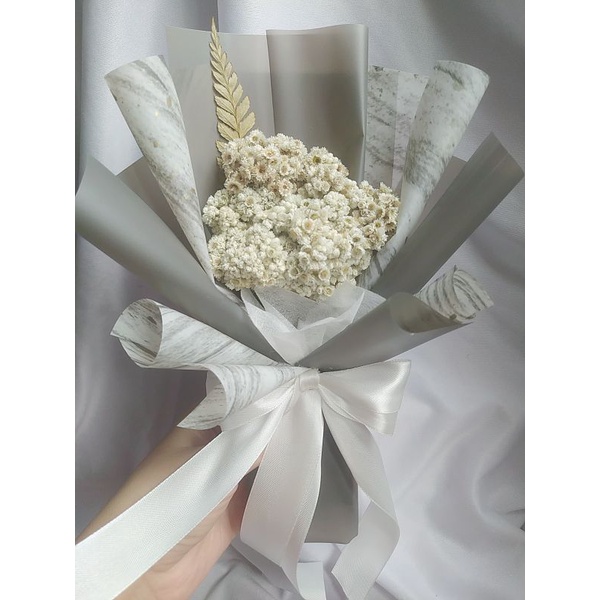 Jual Bouqet/ buket edelweis hand bouqet/ bouqet wisuda/ kado bunga ...