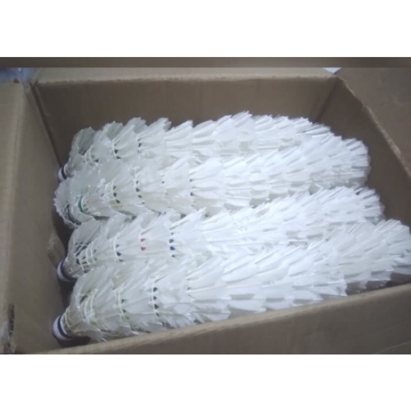 Jual Shuttle cock Bekas 1/2 Dus isi 100 pc Mix Brand kondisi 75-90% ...