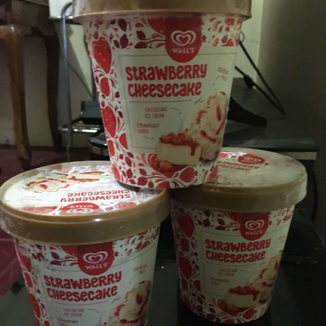 Jual ice cream walls strawberry cheesecake es krim 750 ML | Shopee ...