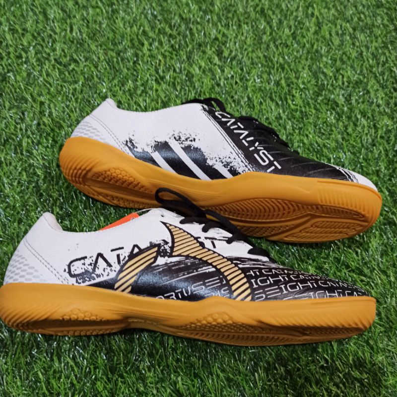 Jual Sepatu Futsal Ortuseight Catalyst Hitam Putih | Shopee Indonesia