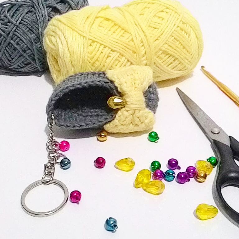 Jual Keychain Rajut -Bow Boots (pita kuning) | Shopee Indonesia