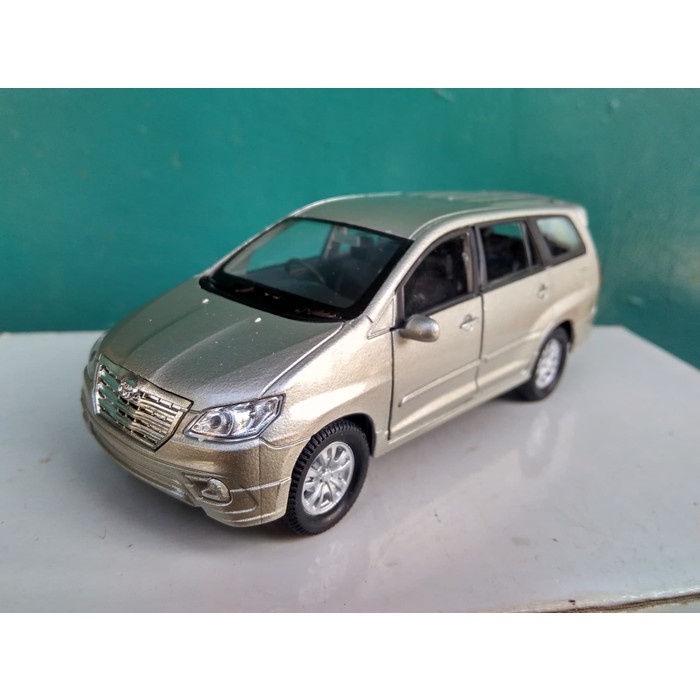 Jual Diecast Innova miniatur Toyota kijang Innova mainan model mobil ...