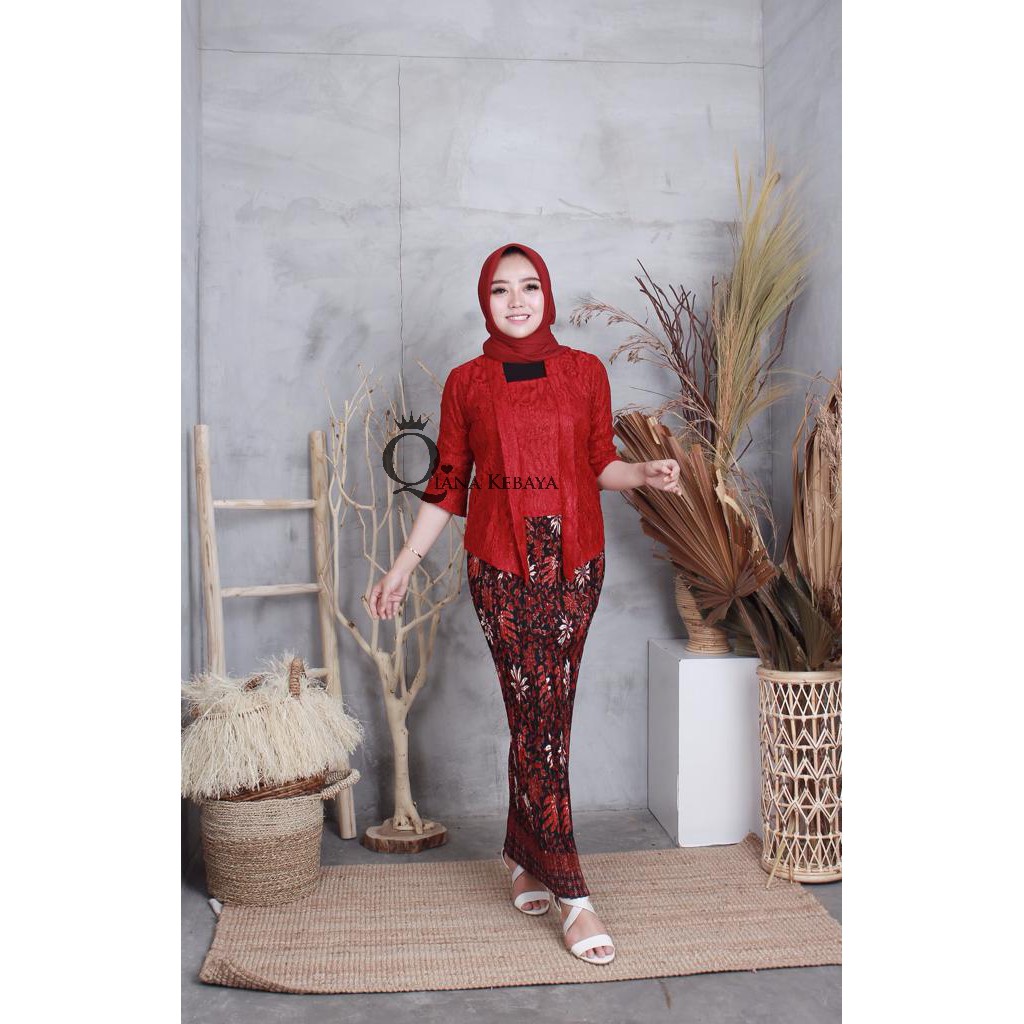Jual TERBARU!!! Setelan kebaya brukat kutubaru qiana / kebaya modern / kebaya wisuda / marun ...