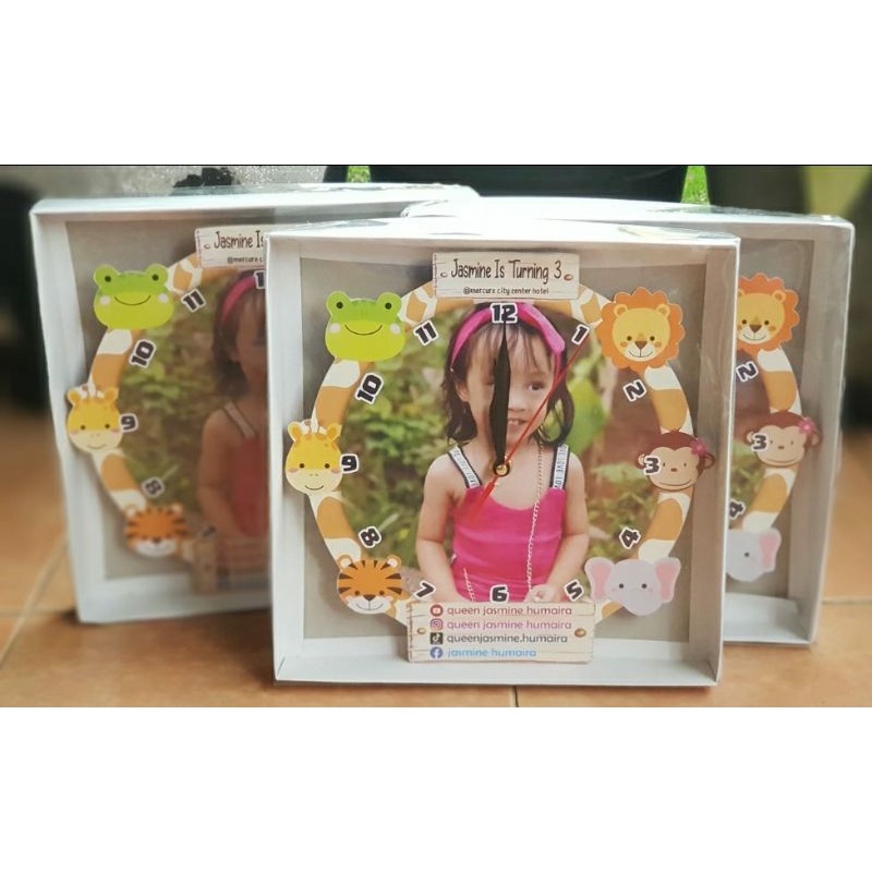 Jual souvenir ultah jam kayu Sekolah Tirtamata | Shopee Indonesia