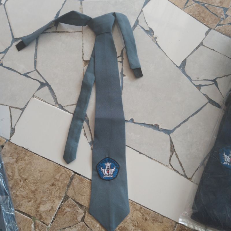 Jual Dasi SMA bordir tutwuri biru perekat/instan | Shopee Indonesia