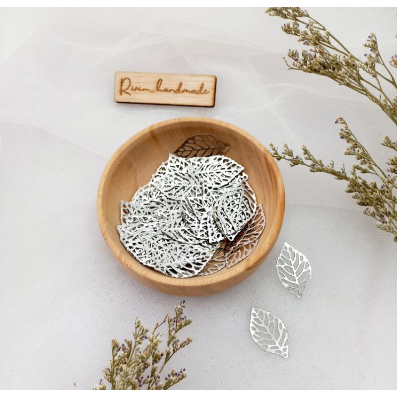 Jual Lempeng daun besi | Charm daun besi besar dan kecil | Shopee Indonesia
