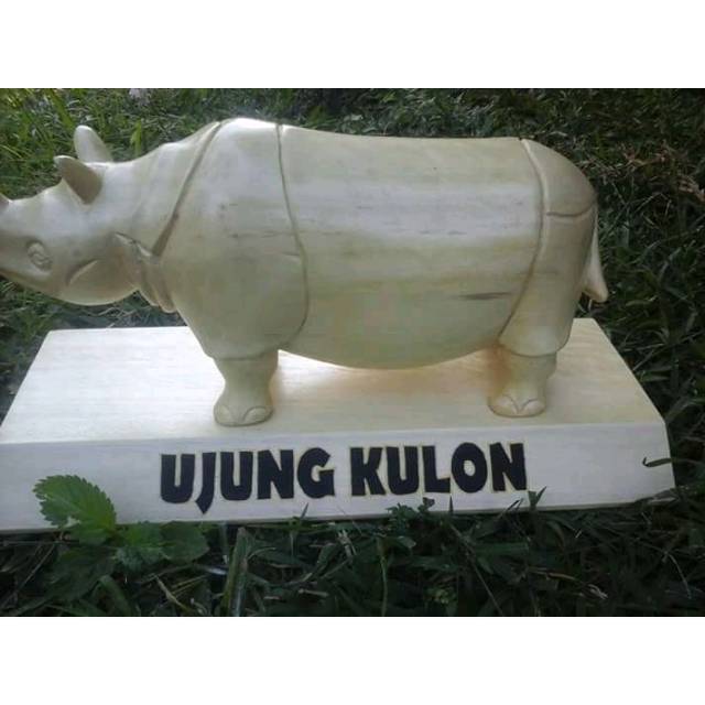Jual Kerajinan ukir badak ujung kulon hiasan badak cula 1 banten ...