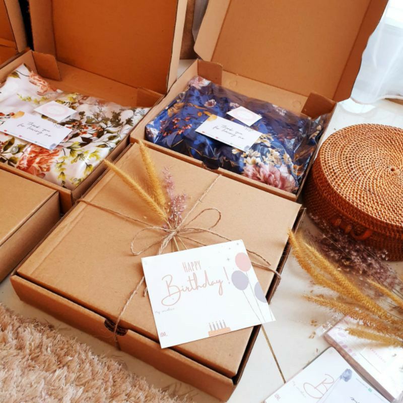 Jual Tambahan Kotak Box Hampers Dan Tali rami, kartu ucapan | Shopee ...