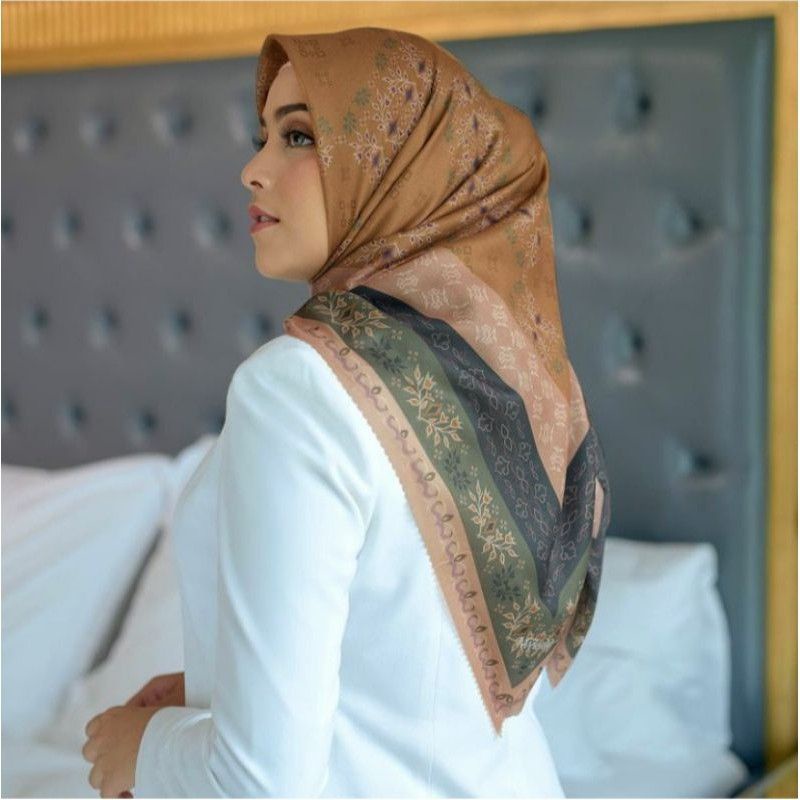Jual PROMO!! HIJAB SEGI EMPAT WARNA COKLAT MOTIF ABIEE | Shopee Indonesia