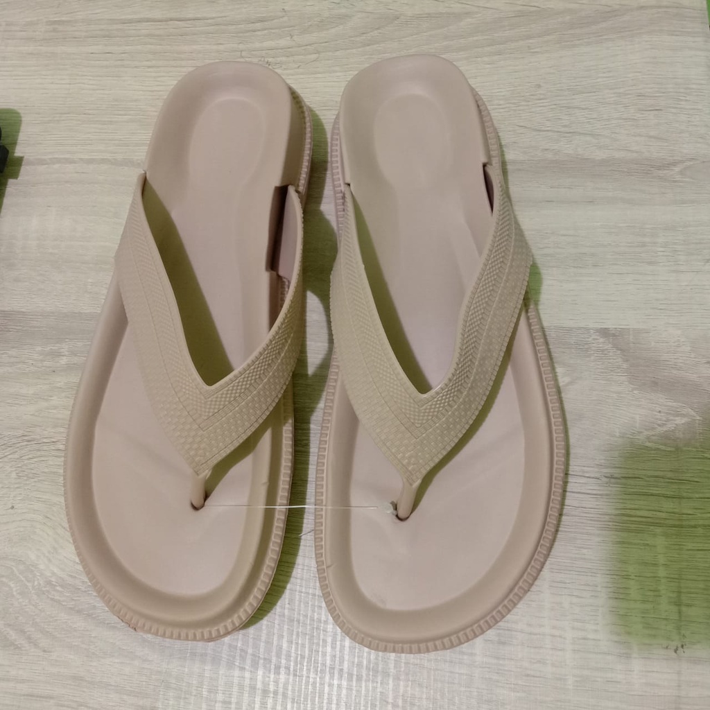 Jual Sendal Slop wanita Merek IRSOE dengan tampilan yang simple elegan ...