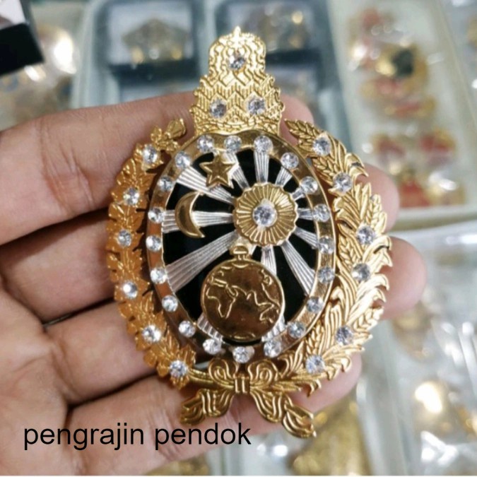 Jual Bros PIN Pakaian Adat Jawa Lambang Keraton Solo PB Warna Kombinasi ...