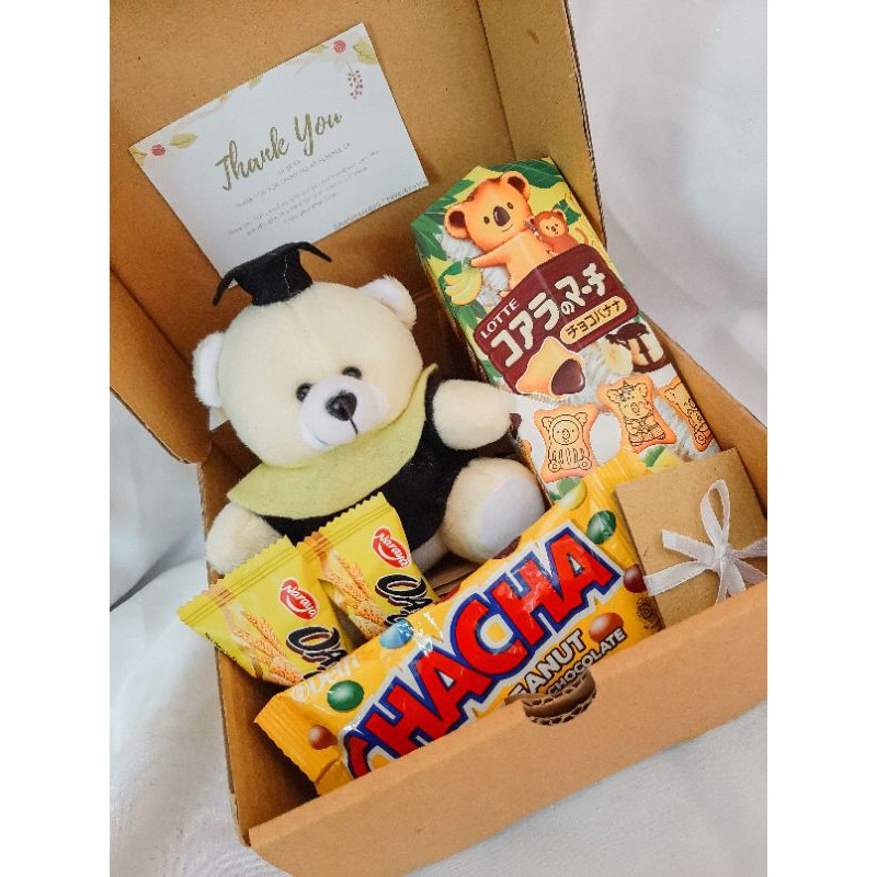 Jual paket kado wisuda/ hampers wisuda/ boneka wisuda murah/ snack box ...