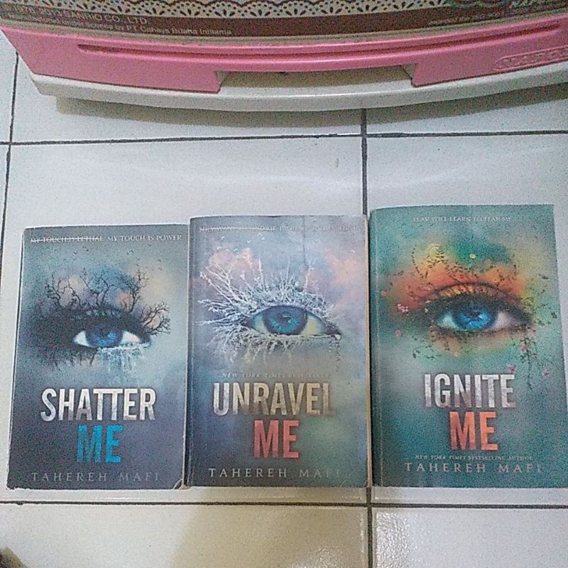 Jual Shatter Me/ Unravel Me/ Ignite Me - Tahereh Mafi | Shopee Indonesia