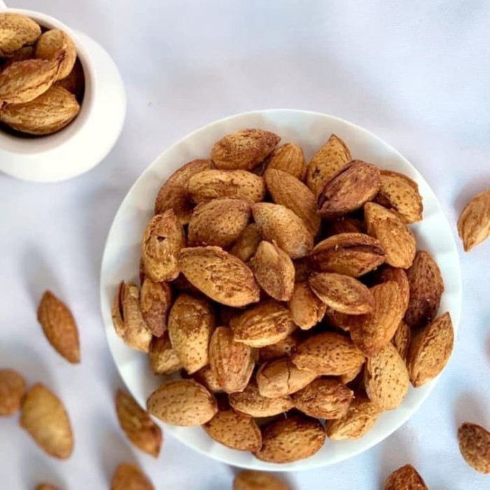 Jual kacang almond 1 kg roasted creamy milk / kacang almon kulit 1kg ...