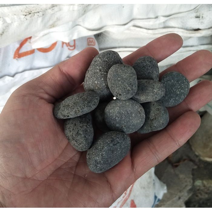 Jual Unik PEBBLE STONE/ BATU KORAL TAMAN / BATU ABU ABU 20kg sekarung ...