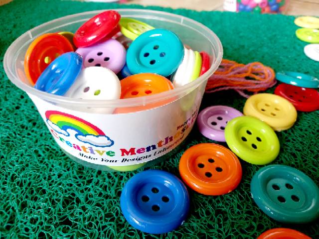 Jual Mainan edukasi Anak Meronce Kancing jumbo cup kado isi 60 pcs ape ...