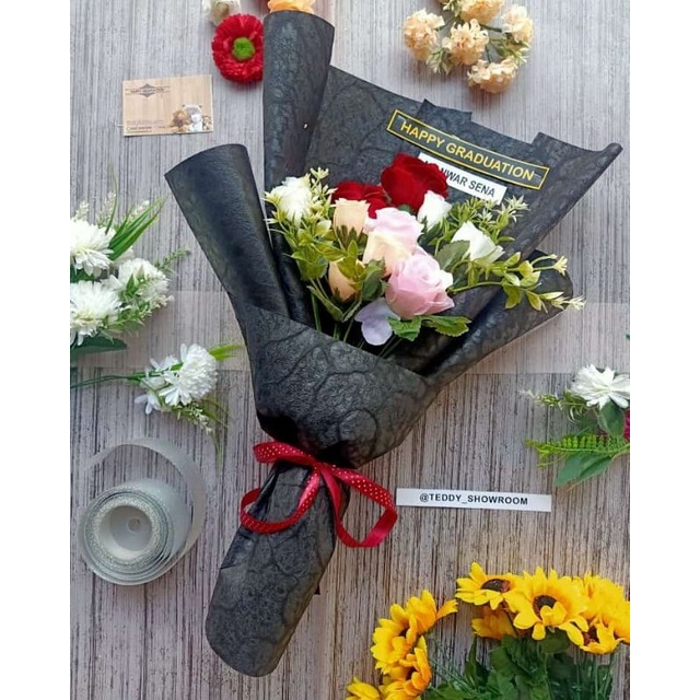 Jual Hadiah Bucket Bunga Wisuda Cewek Cowok Free Custom Kartu Ucapan ...