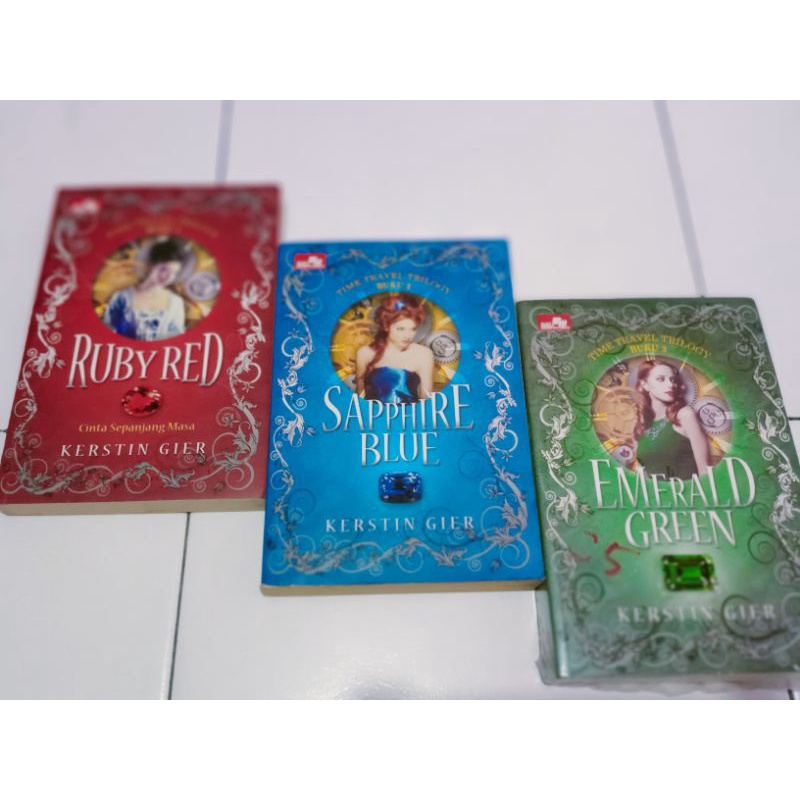 Jual Novel Langka Time travel trilogy ruby red sapphire blue emerald ...