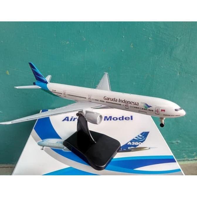 Jual Miniatur Pesawat Garuda Indonesia Diecast Pesawat Boeing 777 300Er | Shopee Indonesia