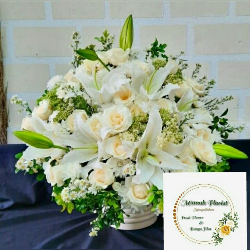 Jual RANGKAIAN MEJA BUNGA ROSE PUTIH VARIASI LILY PUTIH PIKOK DAUN ...