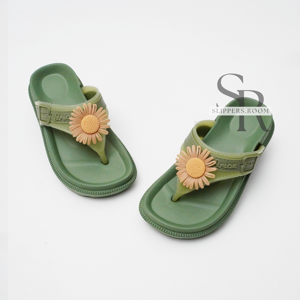 Jual Sendal Slop wanita Merek IRSOE dengan tampilan yang simple, elegan ...