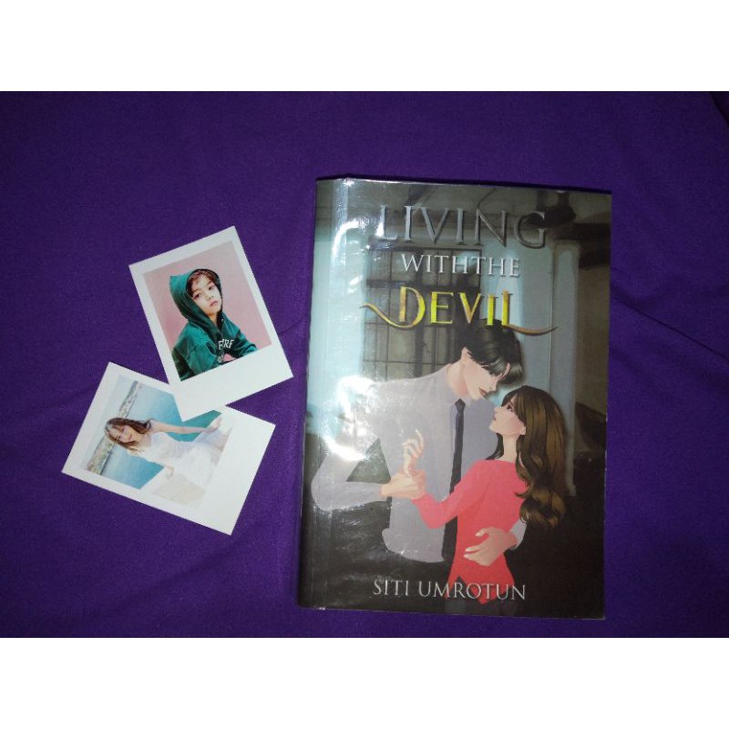 Jual Novel LIVING WITH THE DEVIL (Siti Umrotun) | Shopee Indonesia