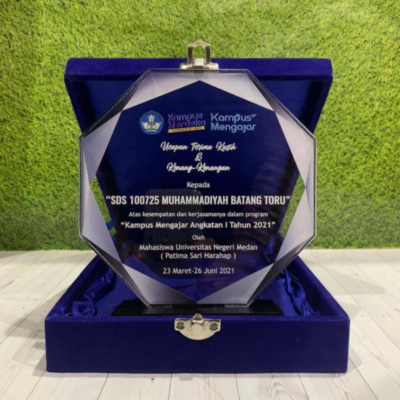 Jual TERLARIS!! PLAKAT+BOX/TROPHY/PLAKAT AKRILIK/PLAKAT WISUDA/PIALA ...