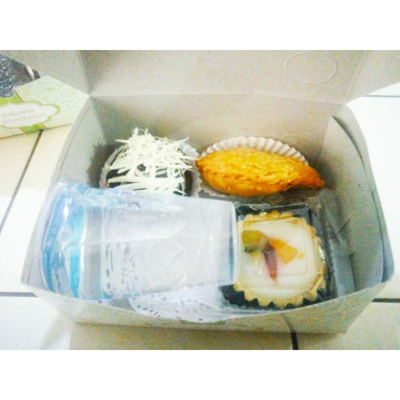 Jual paket snack box isi 3 kue + air mineral gelas | Shopee Indonesia