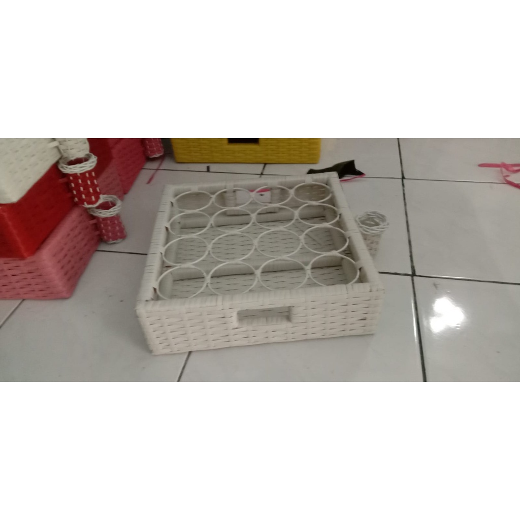 Jual 16 cup Tempat Aqua gelas bahan rotan plastik keranjang aqua gelas ...