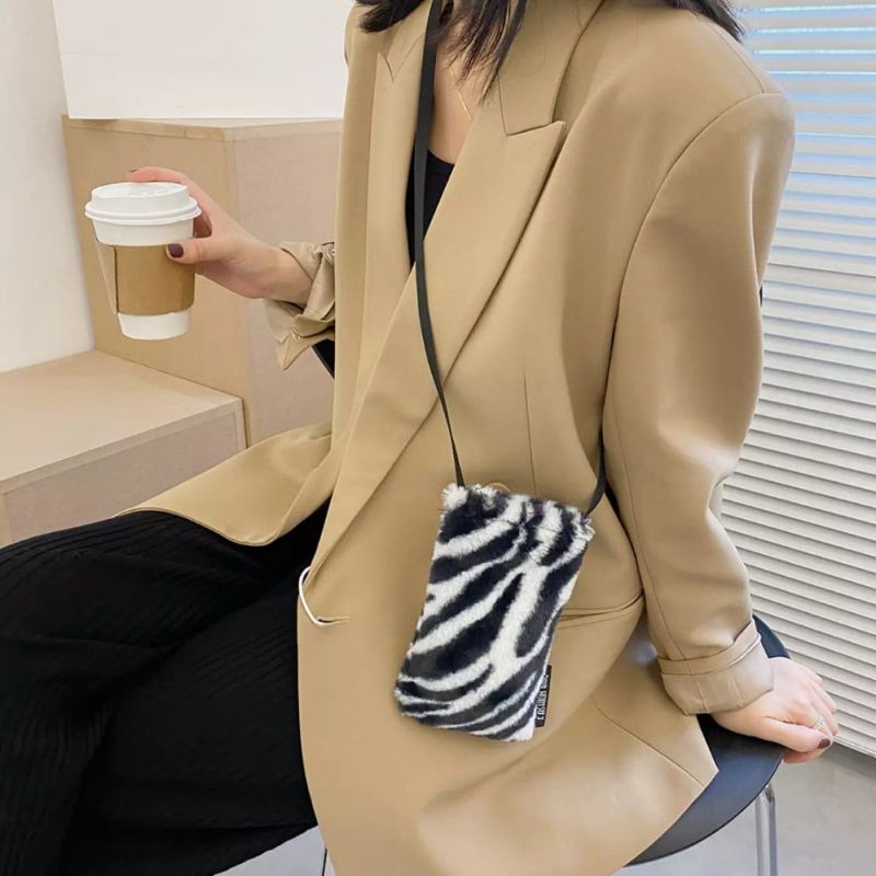 Jual Bng_Tas Selempang Handphone corak zebra _Tas Bulu | Shopee Indonesia