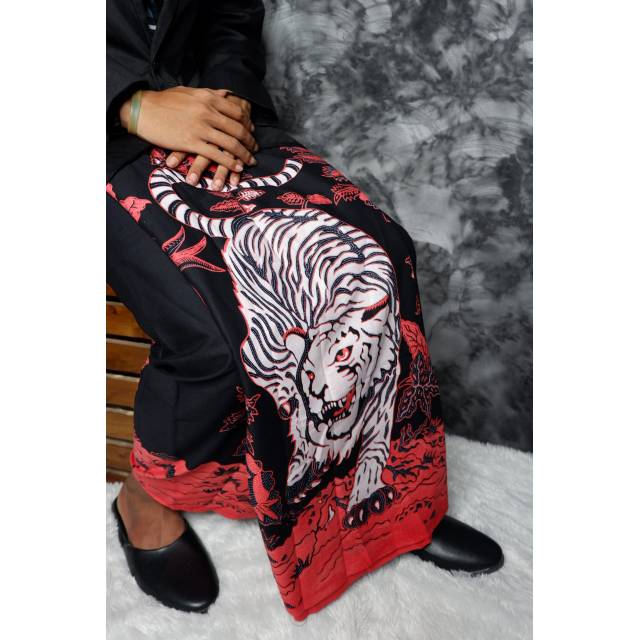 Jual Sarung Batik Maung Merah (Produk SOLO bukan PEKALONGAN) | Shopee ...