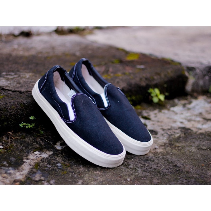Jual Sepatu Polos slip on black white | Shopee Indonesia