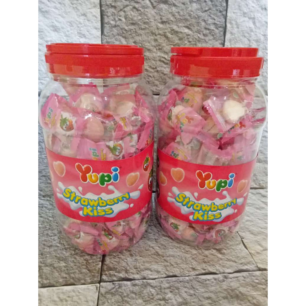 Jual Makanan Ringan Manis Permen Kenyal Yupi Strawberry Kiss Kemasan ...