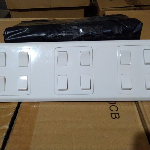 Jual PERTUKANGAN PERLENGKAPAN LISTRIK MK SAKLAR 12 GANG SLIM LINE ...