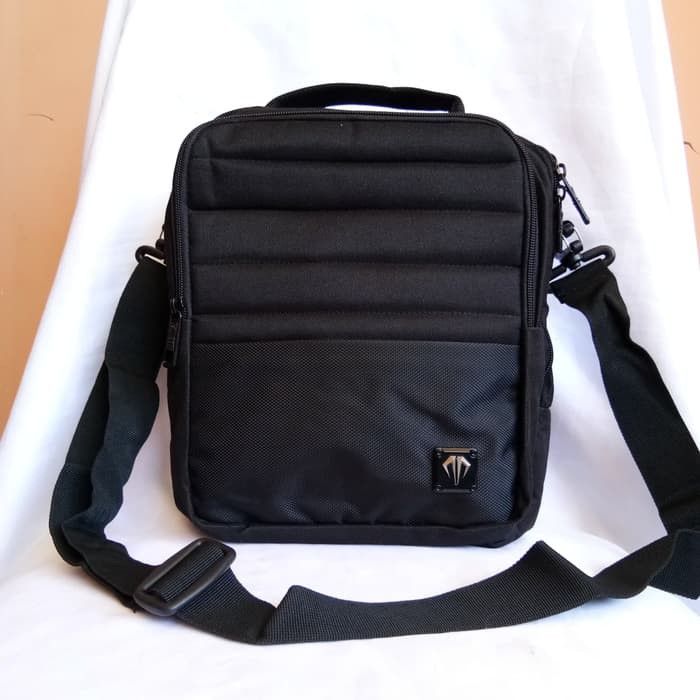 Jual Tas selempang hitam ukuran tablet 10 inch - Tracker 40345 original ...
