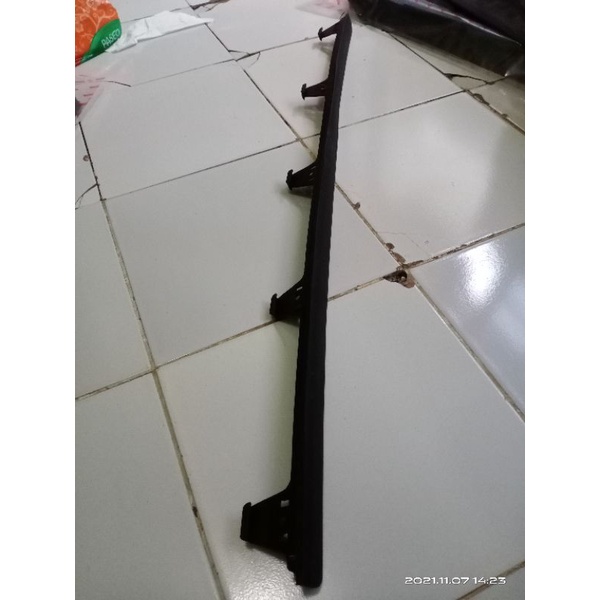 Jual KARET LIDAH BUMPER BAWAH ALL NEW SIRION 76851-BZ050 | Shopee Indonesia