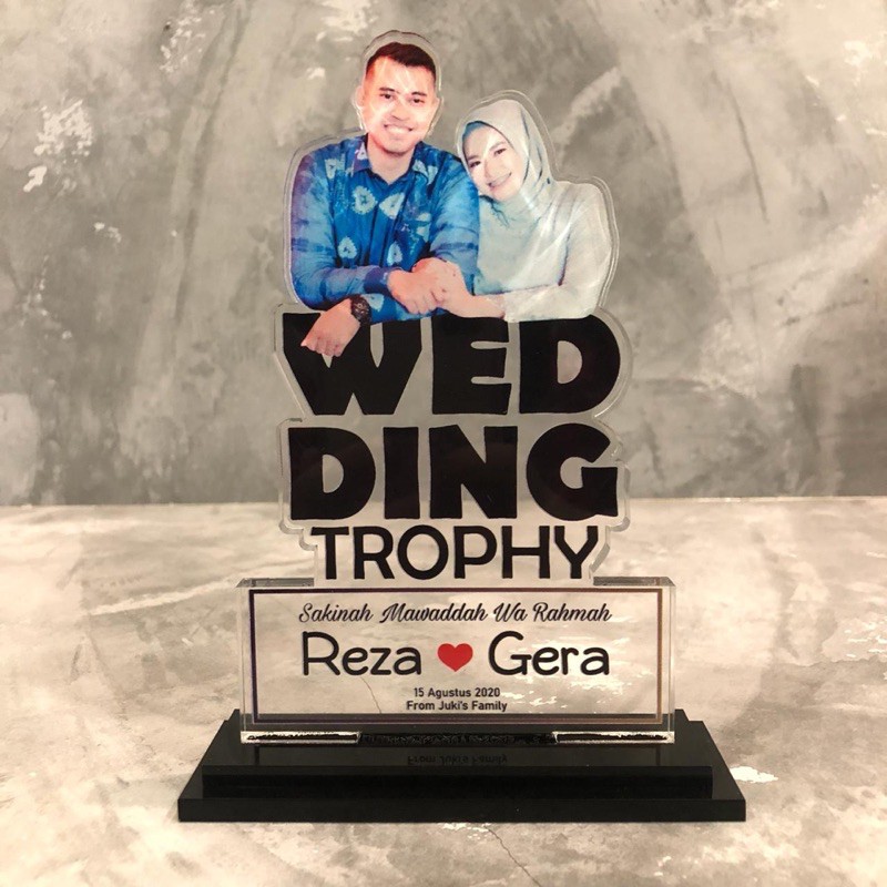Contoh Trophy Wedding