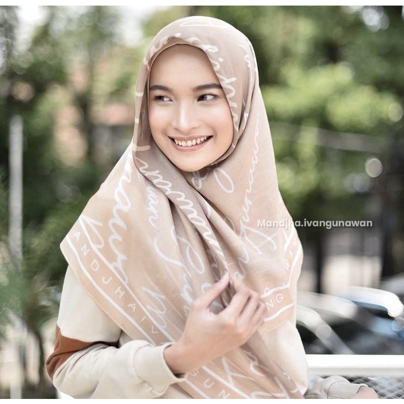 Jual MANDJHA Gradation Monogram Scarf by IVAN GUNAWAN - Jilbab Hijab ...