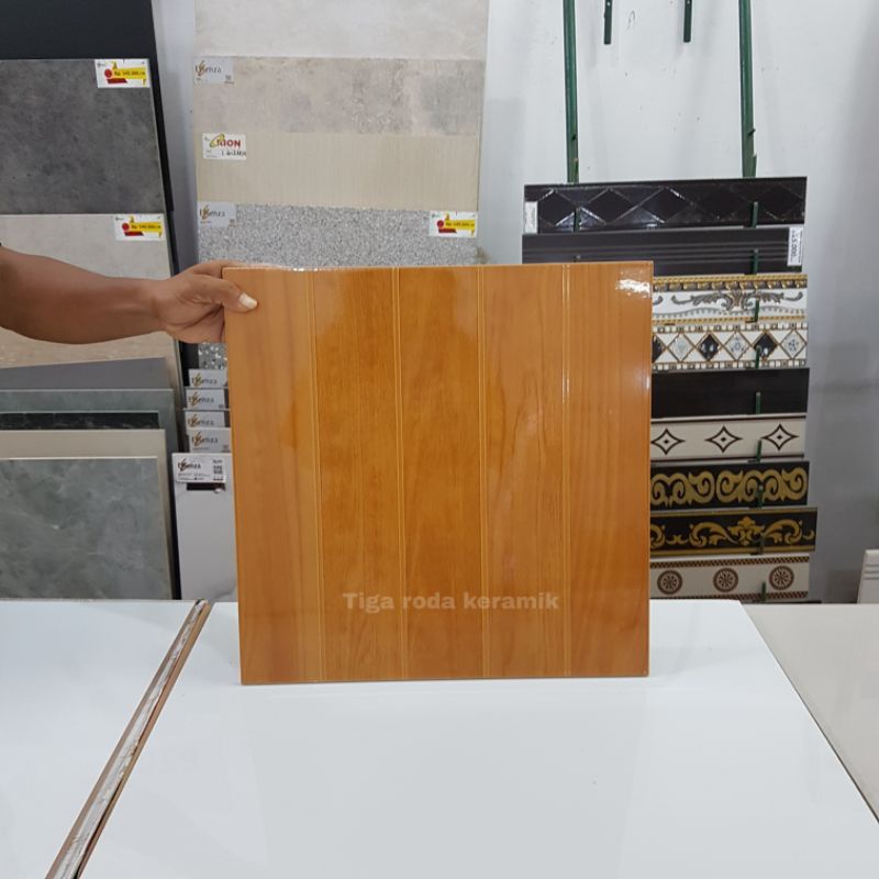 Jual keramik motif kayu 40x40 glossy meranti | Shopee Indonesia