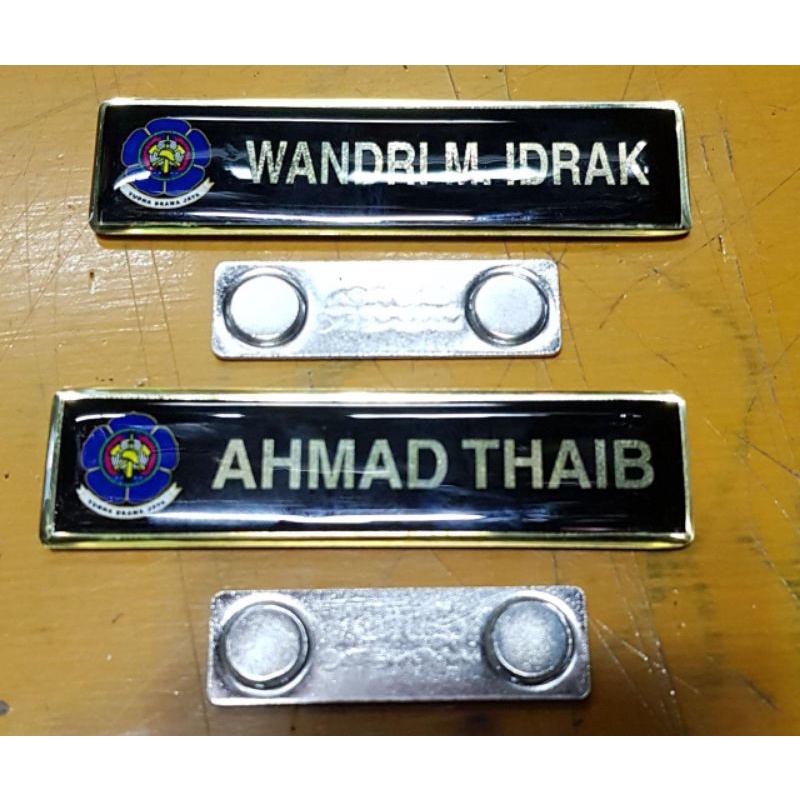 Jual nama dada/ name tage/ papan nama lapis mika/resin lengkap logo ...