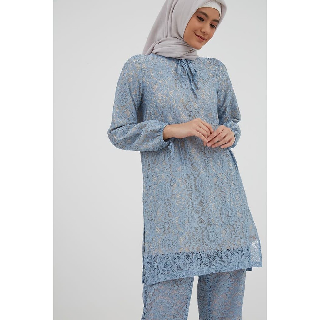 Jual Hijabenka Cecilia Lace Blouse Blue - Biru, L Murah | Shopee Indonesia