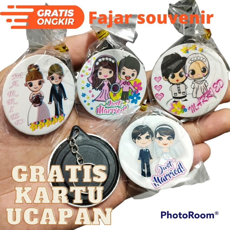 Jual 1 PACK 100 PCS Souvenir Pernikahan Gantungan Kunci Pengantin Kaleng GRATIS KARTU UCAPAN ...